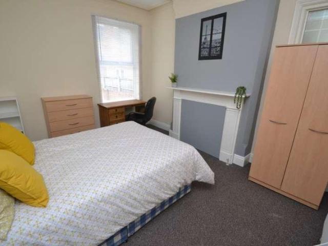 6 bed house for sale