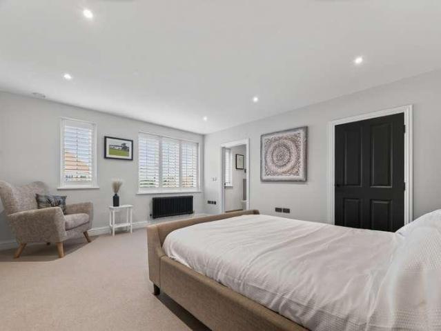 6 bed house for sale
