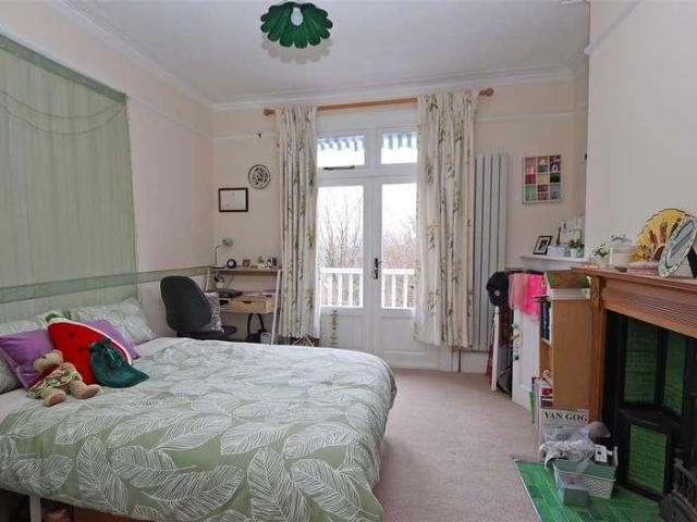 6 bed house for sale