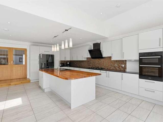 6 bed house for sale