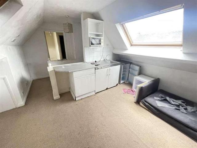 6 bed house for sale