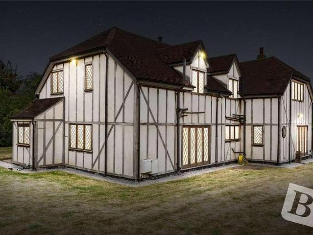 6 bed house for sale