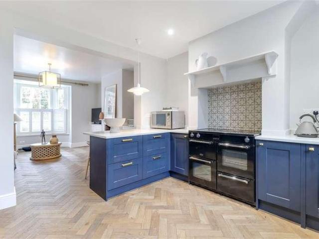 6 bed house for sale