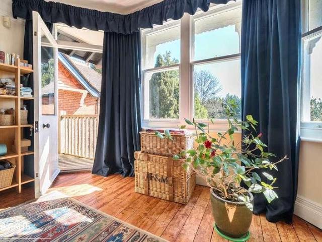 6 bed house for sale