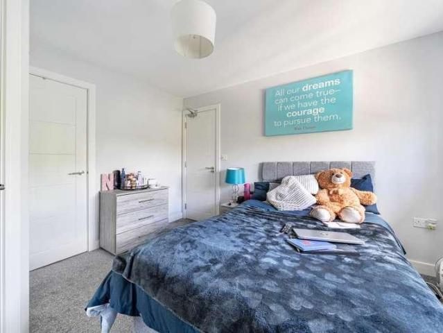 6 bed house for sale