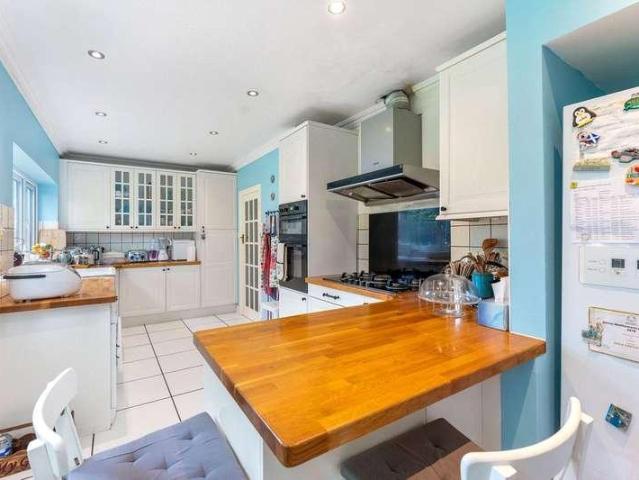 6 bed house for sale