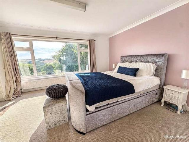 6 bed house for sale