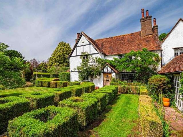 6 bed house for sale