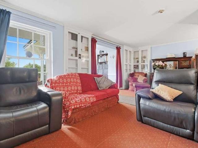 6 bed house for sale