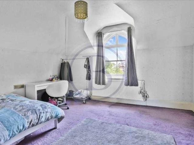6 bed house for sale