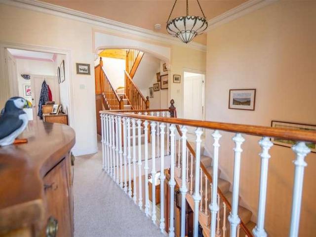 6 bed house for sale