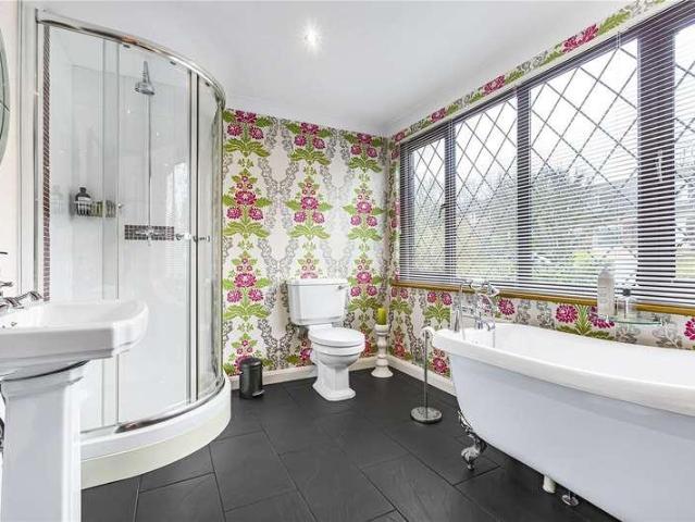 6 bed house for sale