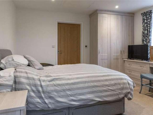 6 bed house for sale