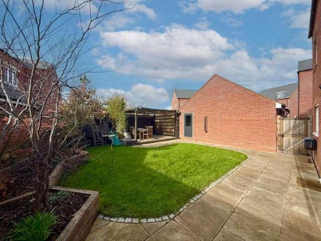 6 bed house for sale