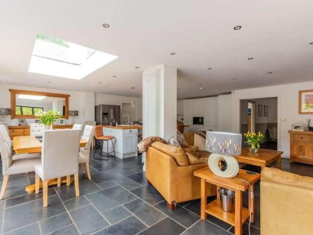 6 bed house for sale