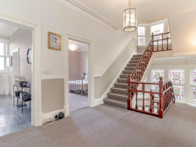 6 bed house for sale