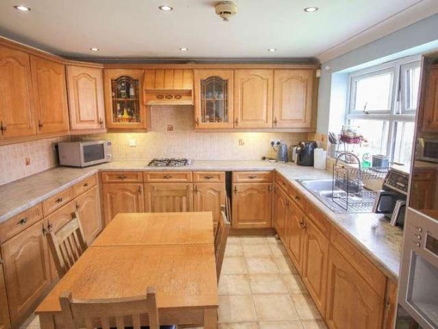 6 bed house for sale