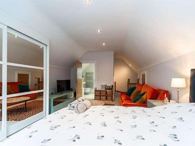 6 bed house for sale