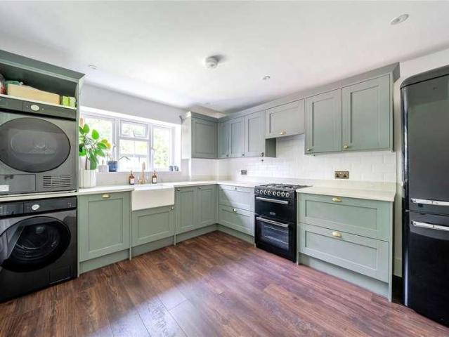 6 bed house for sale