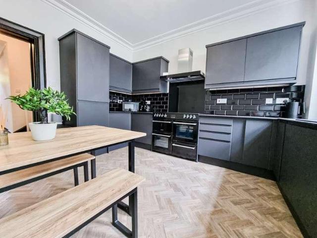 6 bed house for sale