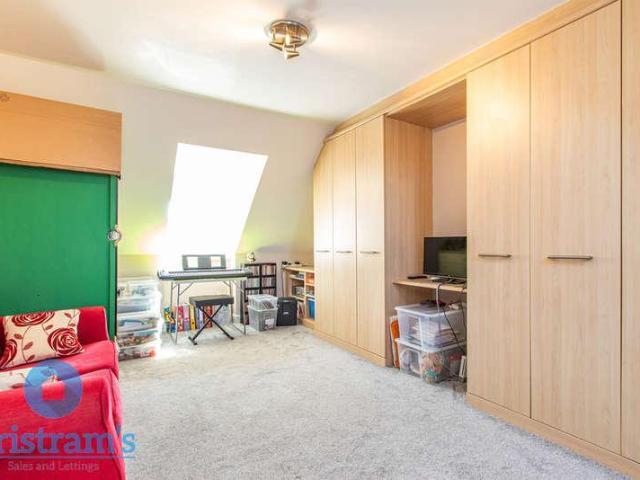 6 bed house for sale