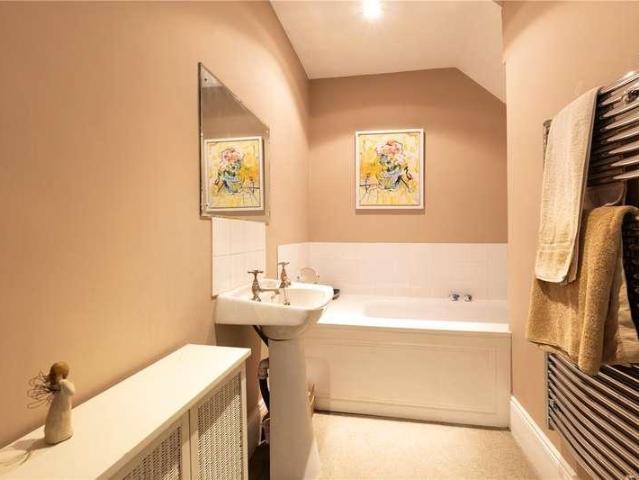 6 bed house for sale