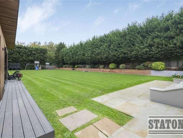 6 bed house for sale