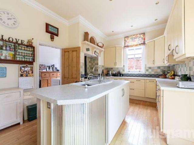 6 bed house for sale