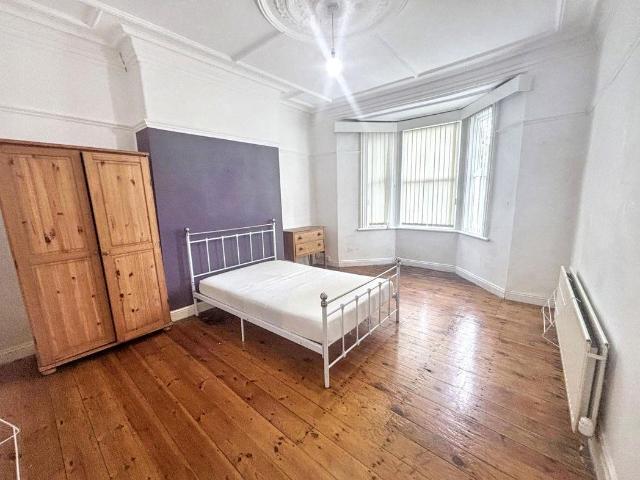 6 bed house for sale