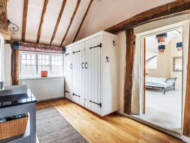 6 bed house for sale