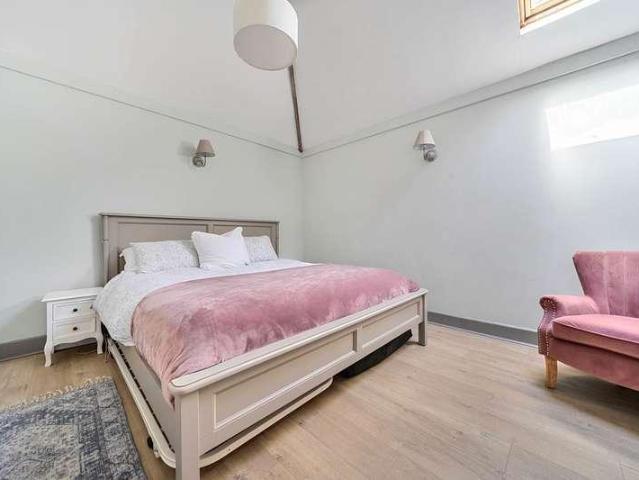 6 bed house for sale