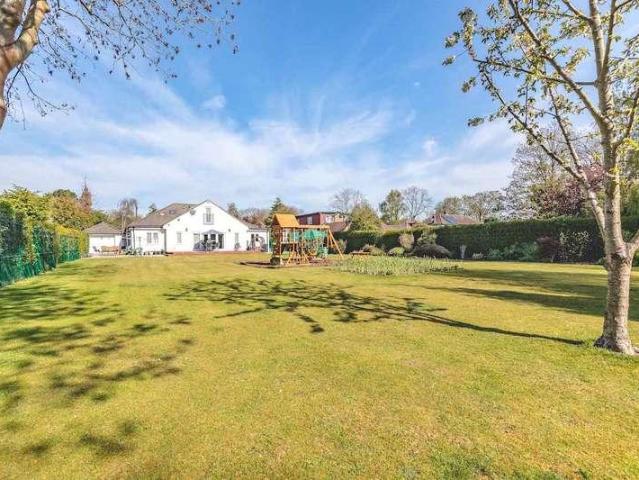 6 bed house for sale