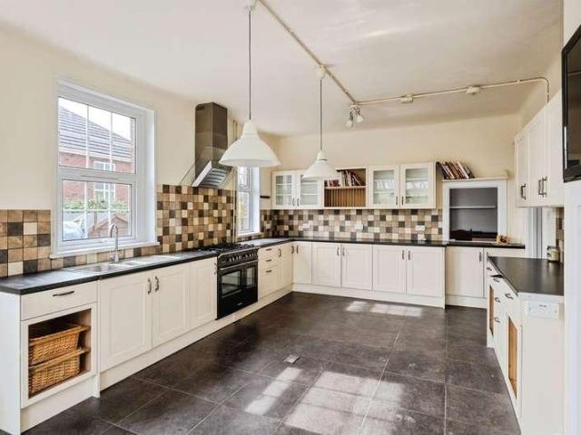 6 bed house for sale