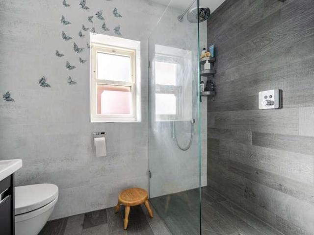 6 bed house for sale