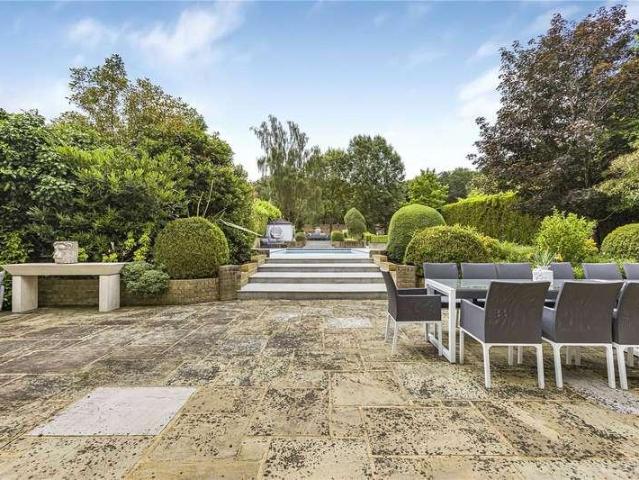 6 bed house for sale