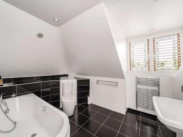 6 bed house for sale