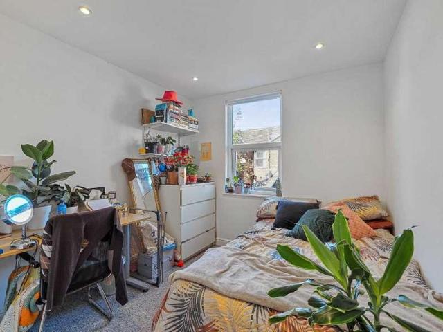 6 bed house for sale