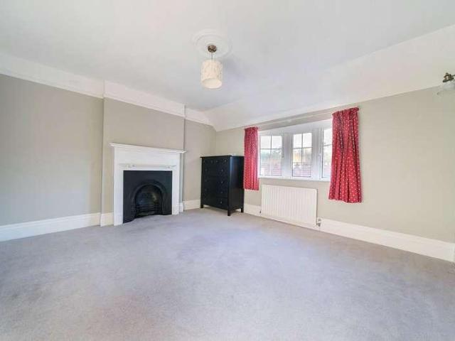 6 bed house for sale