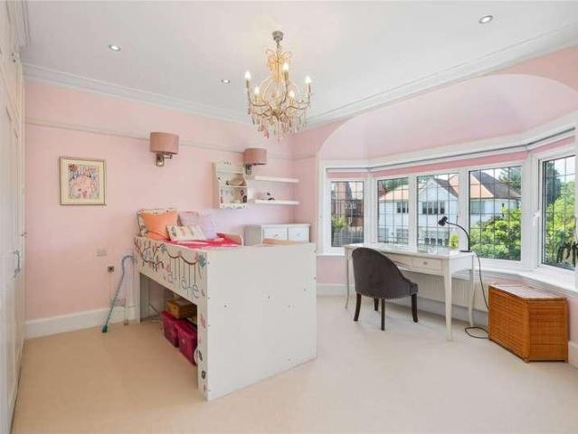 6 bed house for sale