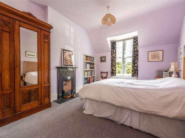 6 bed house for sale