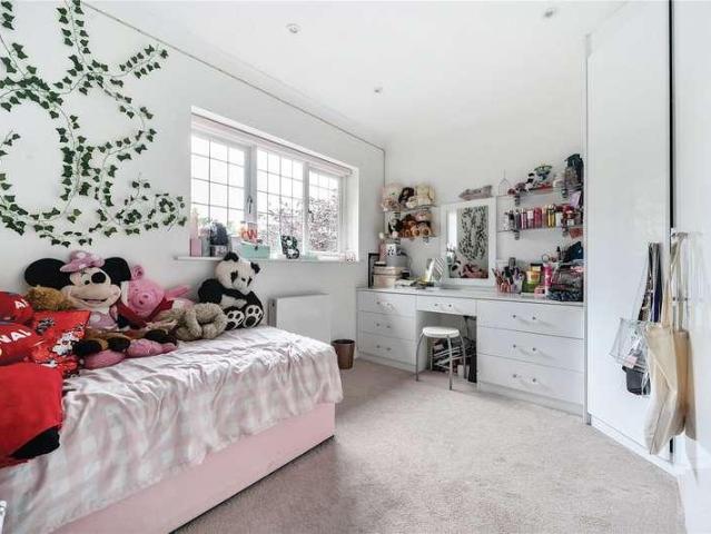 6 bed house for sale