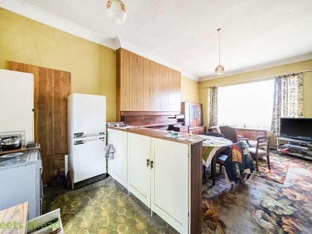 6 bed house for sale