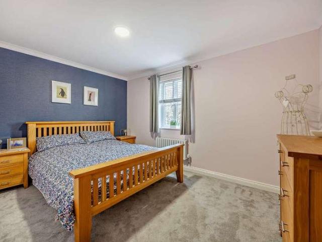 6 bed house for sale
