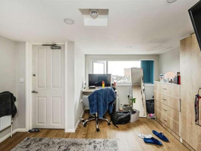 6 bed house for sale