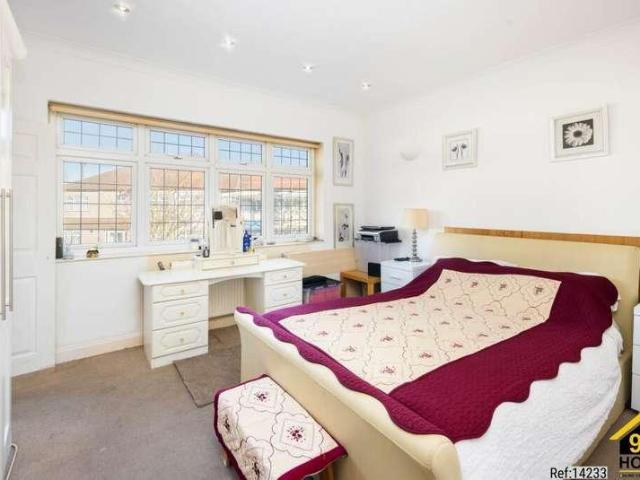 6 bed house for sale
