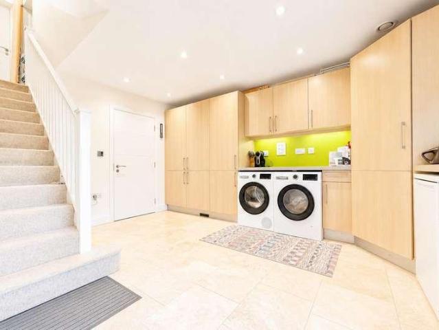 6 bed house for sale