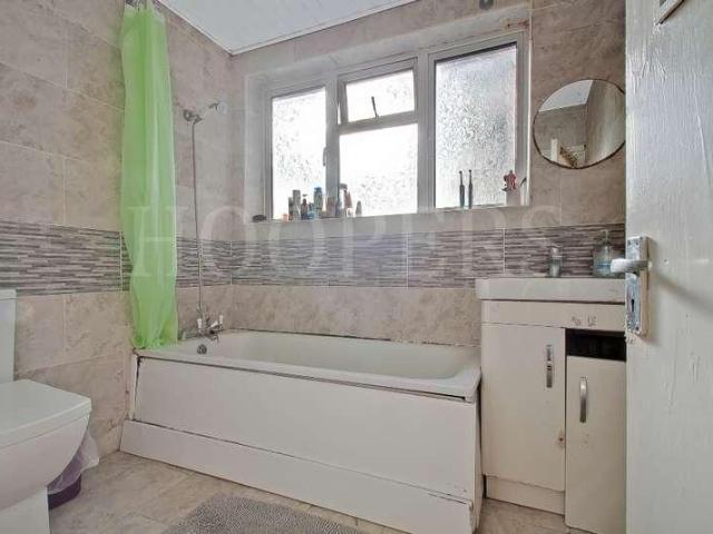 6 bed house for sale