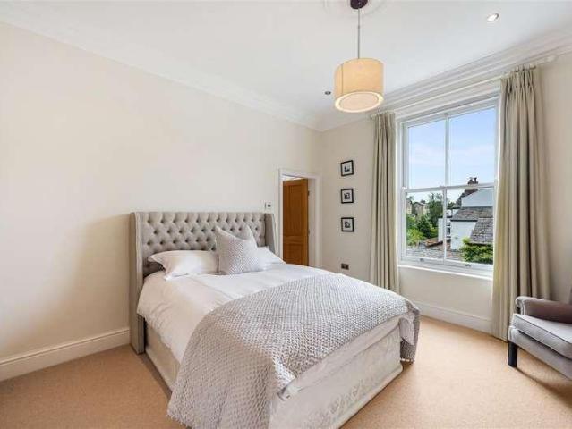 6 bed house for sale