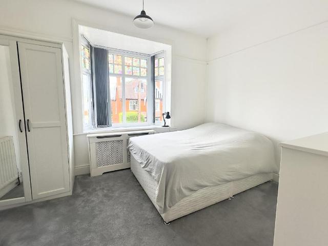 6 bed house for sale