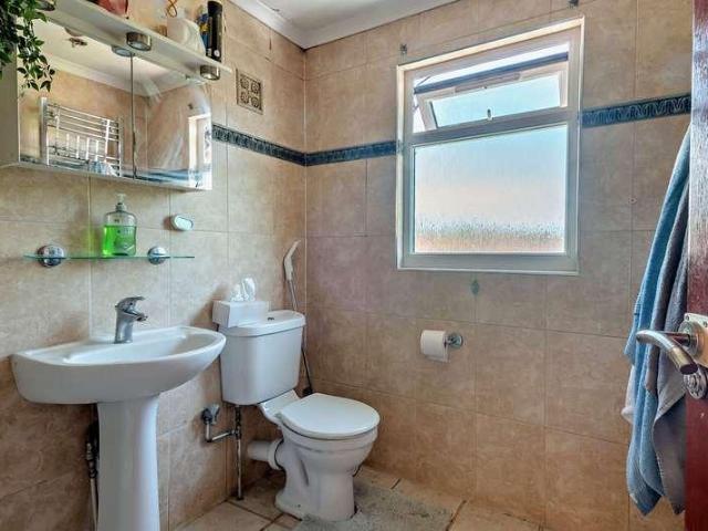 6 bed house for sale